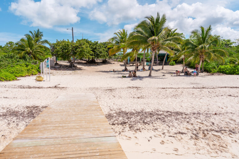 Spotts Beach Grand Cayman: A Day in Paradise • Jetset Jansen